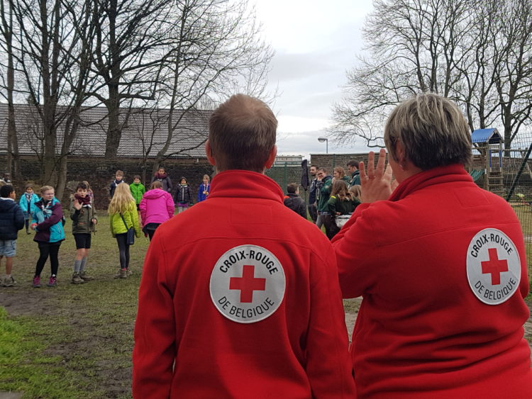 Bientôt les camps! La Croix-Rouge Jeunesse prépare les Scouts à devenir des CRACS - Croix-Rouge ...