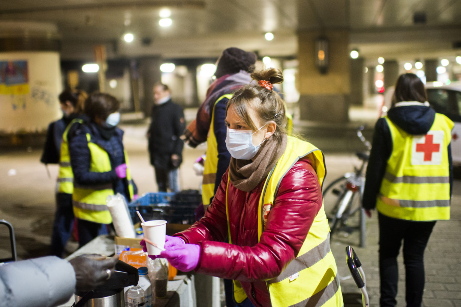 La Croix-Rouge renforce son aide envers les personnes sans-abri - Croix ...