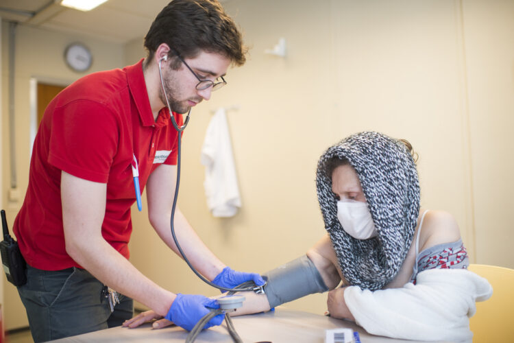 Bruxelles: la clinique mobile de la Croix-Rouge devient un véritable ...
