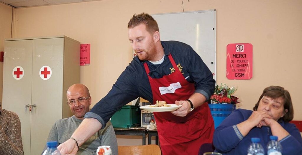 La chaleur d’une soupe, la réalité du sans-abrisme - Croix-Rouge de ...